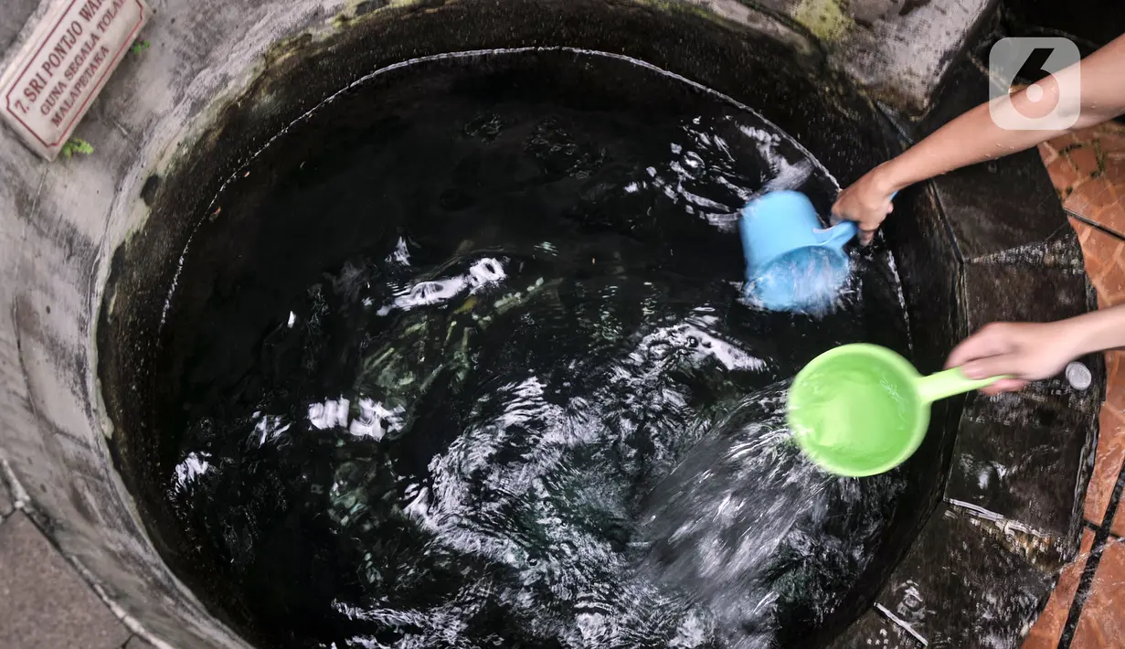 Tradisi Bersihkan Diri Jelang Imlek di 7 Sumur Vihara Gayatri - Foto ...