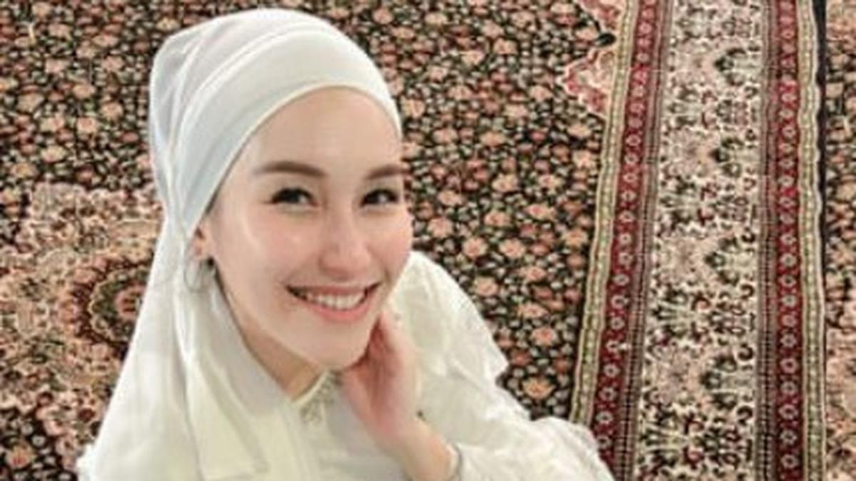 Jelang Ramadan, 6 Potret Ayu Ting Ting Tampil Serba Putih Kenakan Hijab ...