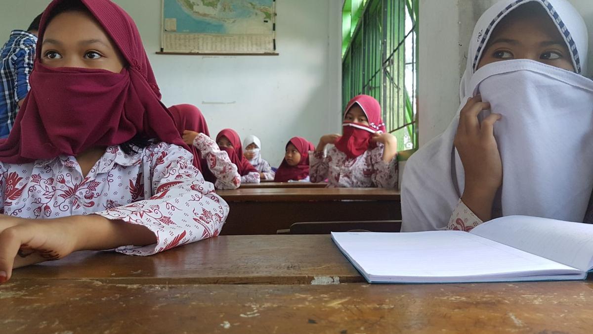Derita Murid SD di Makassar, Belajar di Tengah Kepungan Bau Busuk ...