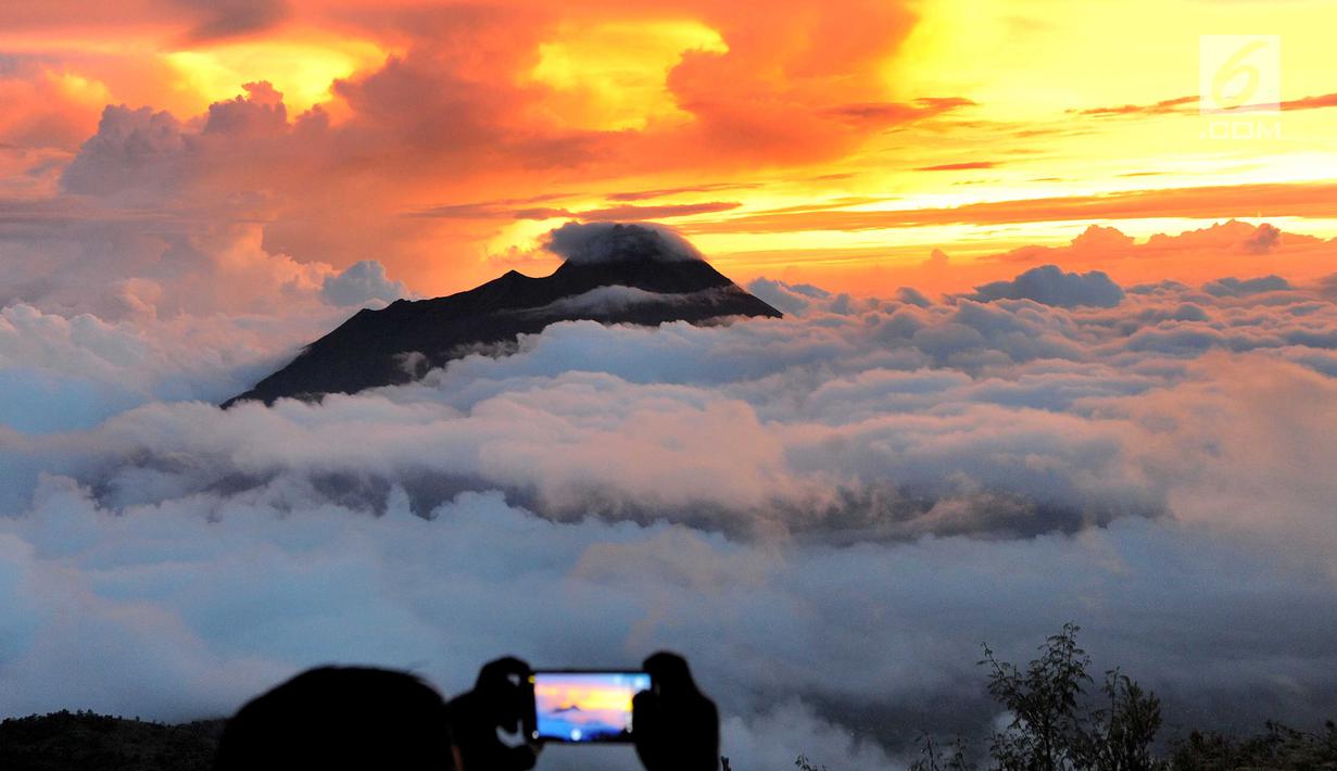 FOTO: Melihat Merapi dari Gunung Merbabu - Foto Liputan6.com
