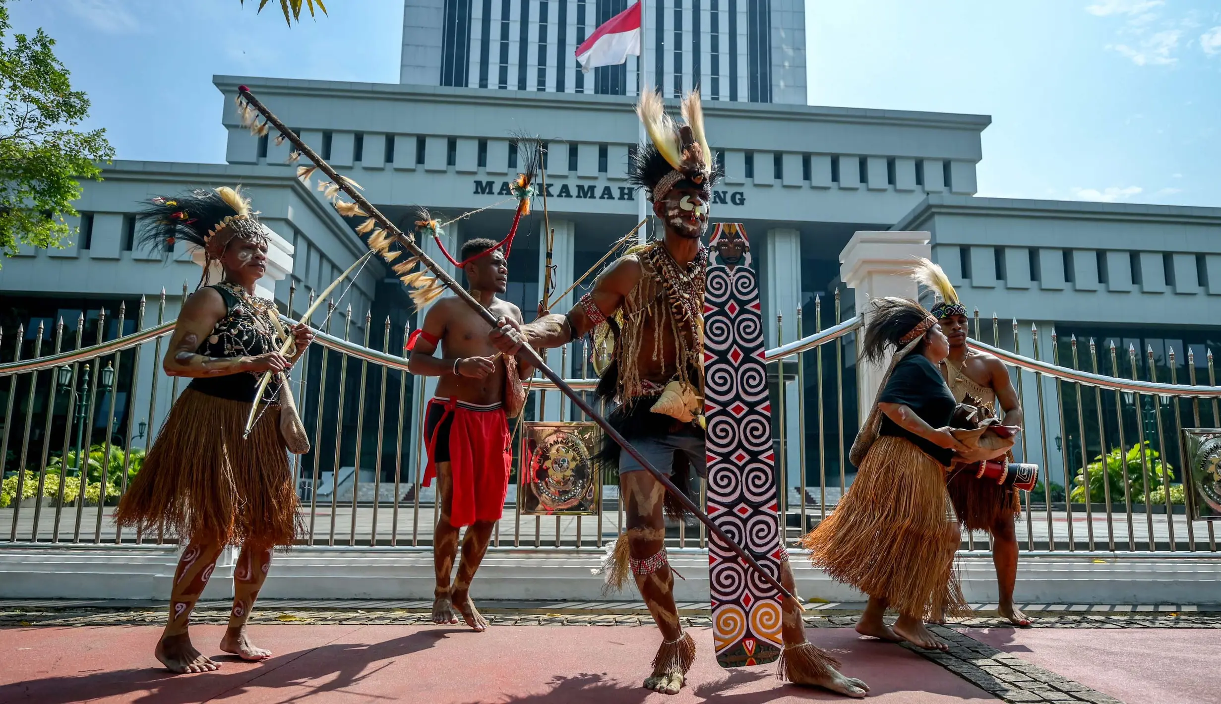 Datangi Gedung Mahkamah Agung, Suku Adat Awyu dan Moi Minta Konsesi ...