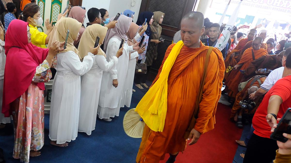 Potret Toleransi Indonesia, Saat Biksu Thailand Jalan Kaki 2.600 KM ke ...