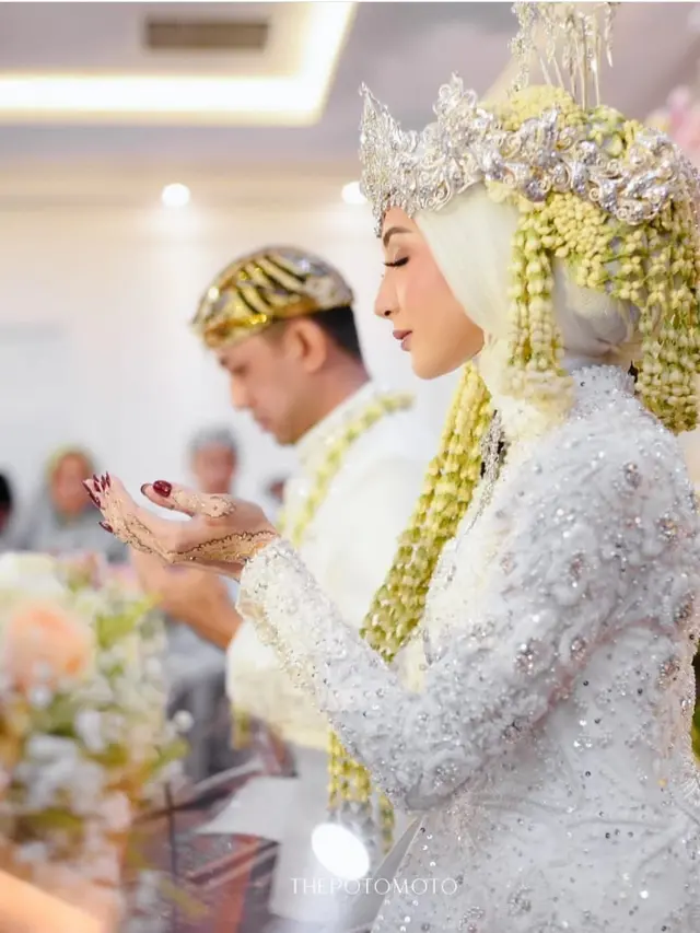 7 Potret Febiola Novita 'Putih Abu-Abu' Resmi Dinikahi Polisi, Bak Royal Wedding - Hot Liputan6.com