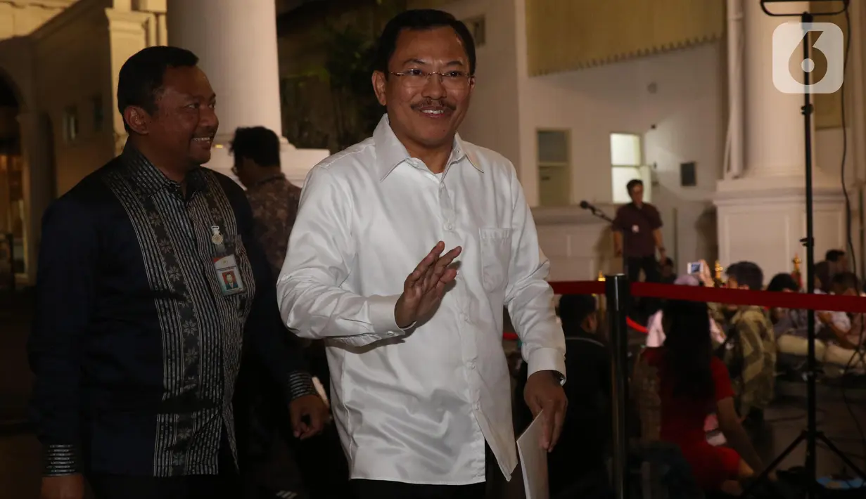 FOTO: Dokter Terawan Tinggalkan Istana dengan Senyum - Foto Liputan6.com