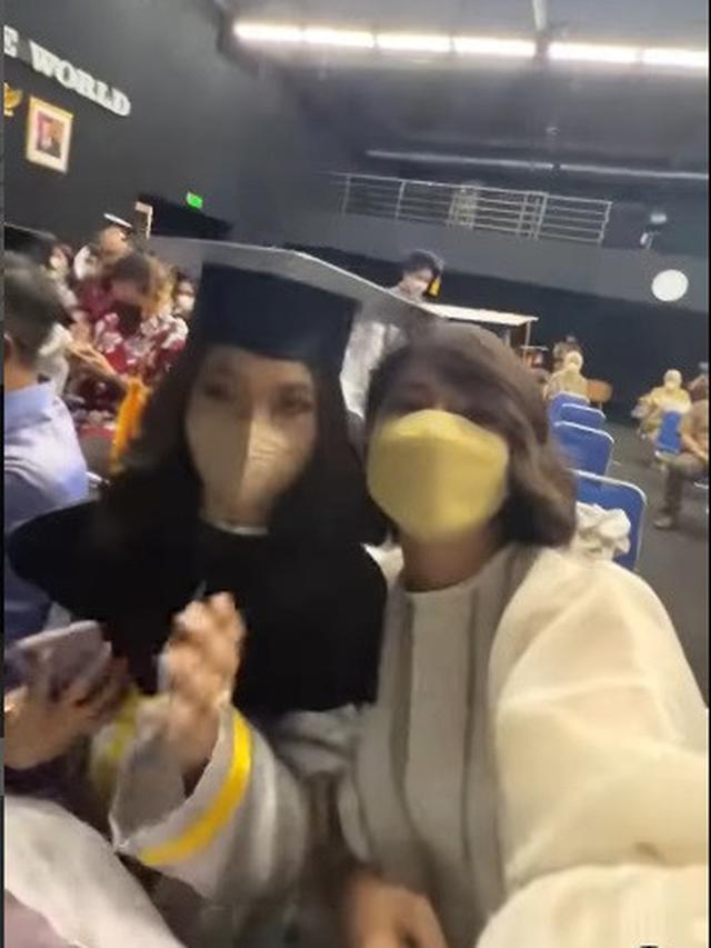 5 Potret Jasmine Abeng di Acara Wisuda SMA, Putri Sulung Ririn Ekawati Tampil Menawan Kena...