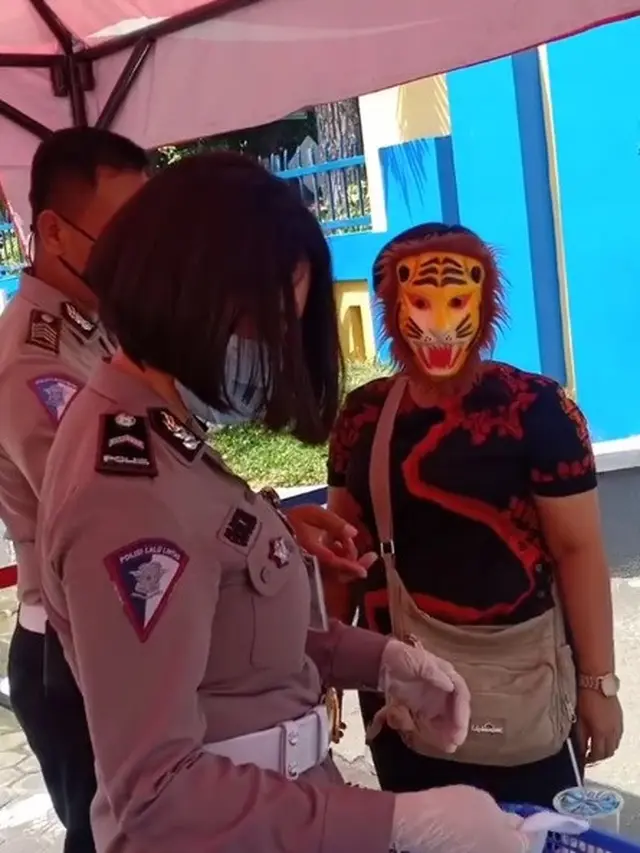 Pakai Topeng Mainan Sebagai Pengganti Masker, Ulah Emak-Emak Ini Bikin ...