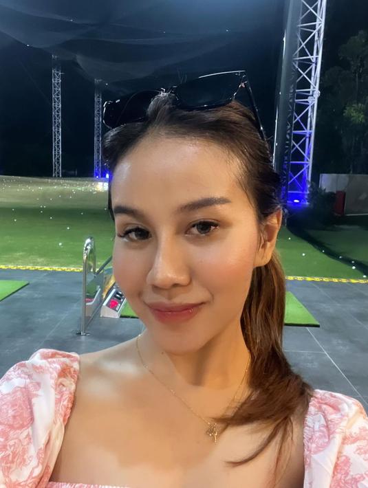 Potret Mayang Lucyana saat Main Golf di Bali, Penampilannya Jadi ...