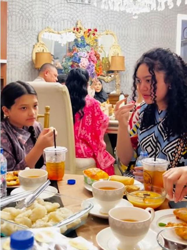 6 Potret Keakraban Amora Lemos dan Arsy saat Buka Puasa di Rumah ...