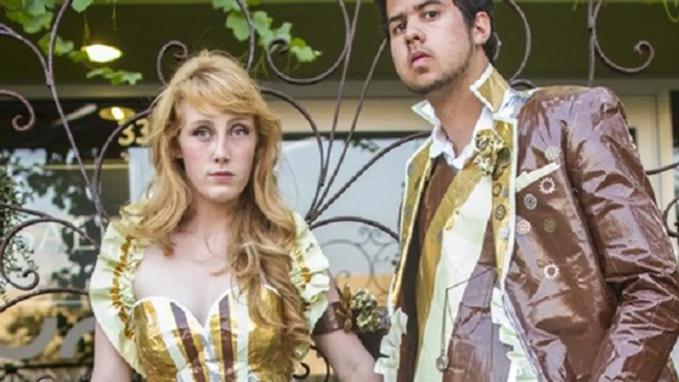 Kreatif, Para Remaja Ini Membuat Gaun Prom Night Keren Dari Lakban ...