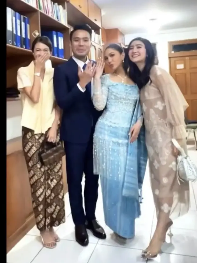 Penampilan Dua Sahabat Jessica Mila saat Hadir di Hari Pertunangan, Yuki Kato Berkebaya dan ...