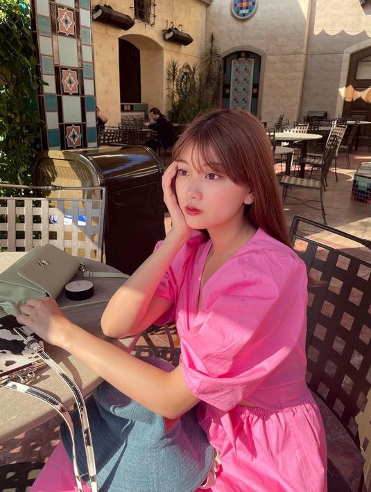 FOTO: Hitomi Inoue Pakai Outfit Pink, Warna Favorit saat Hangout