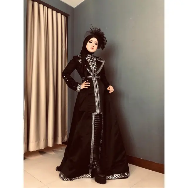 7 Potret Yuli Asiska, Pedangdut Teman Duet Karaoke Teddy Mantan Suami Lina - Hot Liputan6.com