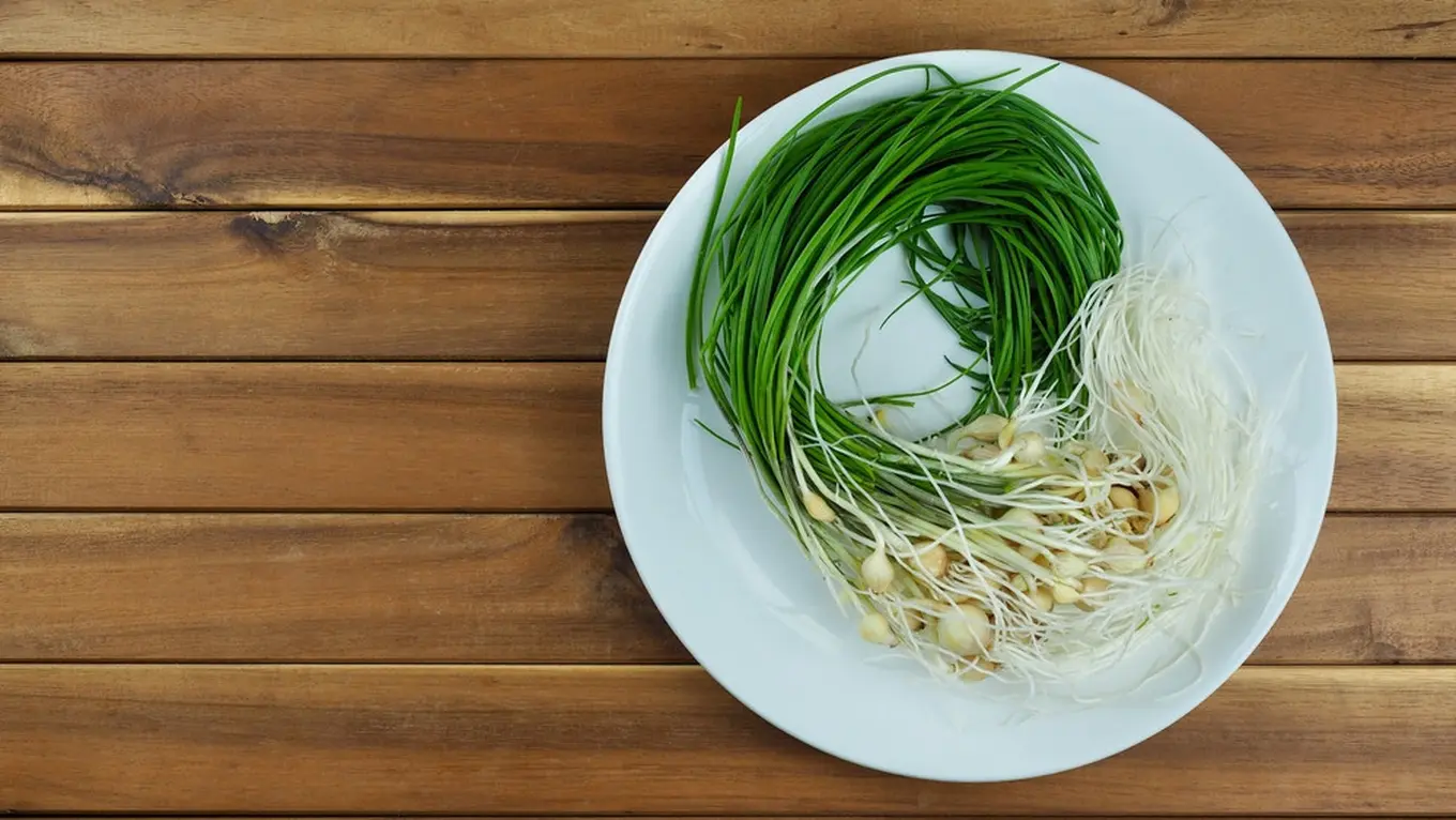 Kenali Perbedaan Daun Bawang dan Lokio - Food Fimela.com