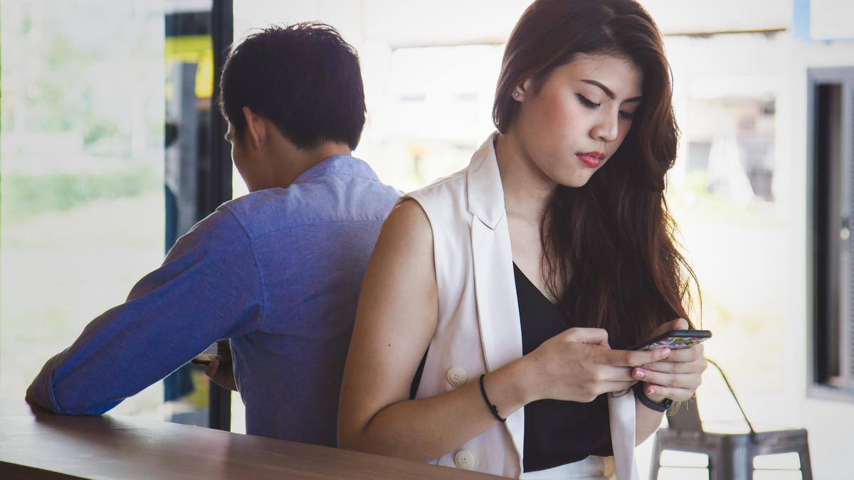 Dari Bahasa Tubuhnya, Ini 5 Tanda Dia Sebenarnya Tak Tertarik Padamu - Lifestyle Fimela.com