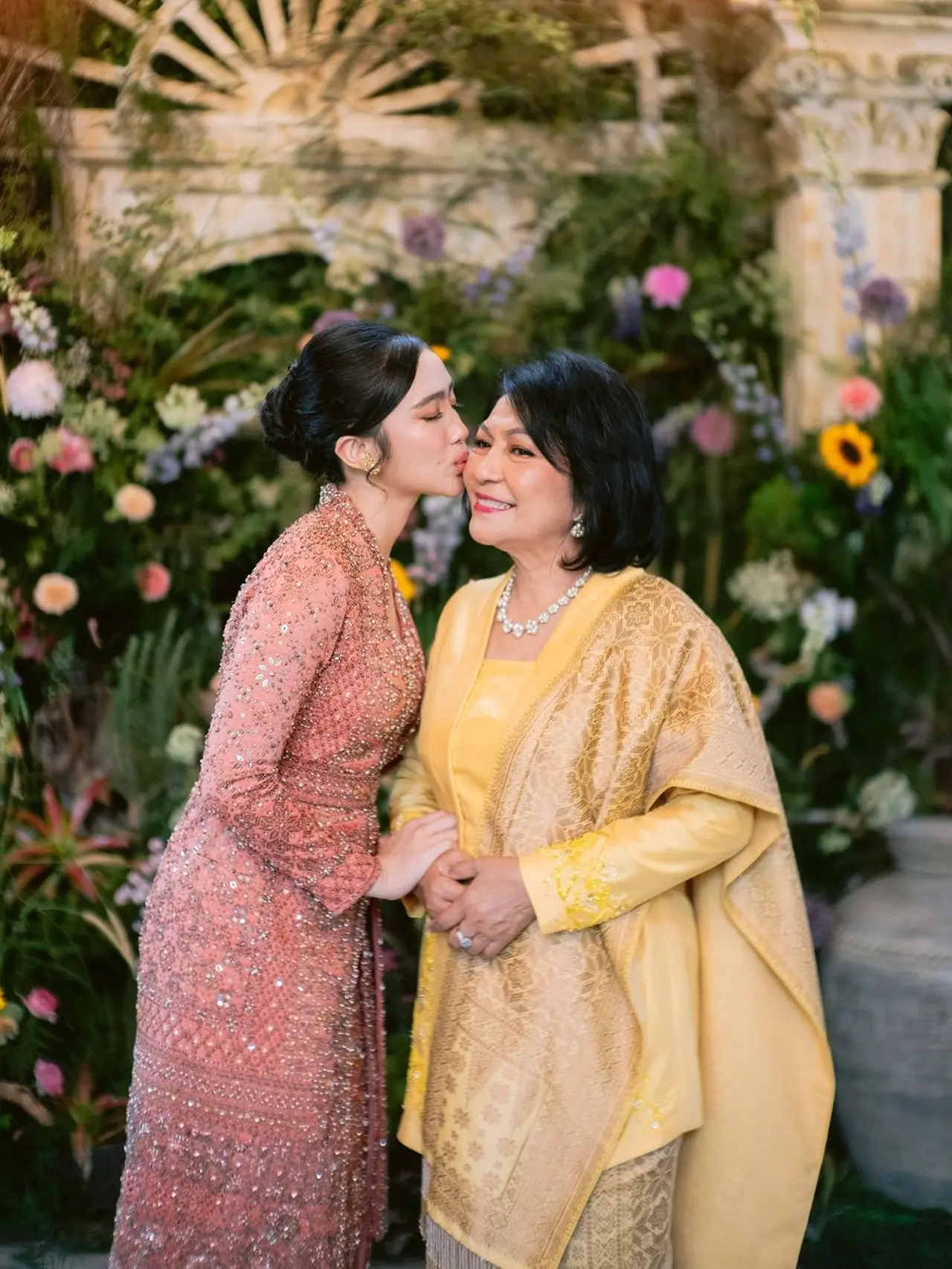 7 Potret Tunangan Febby Rastanty dan Kekasih yang Seorang Polisi ...