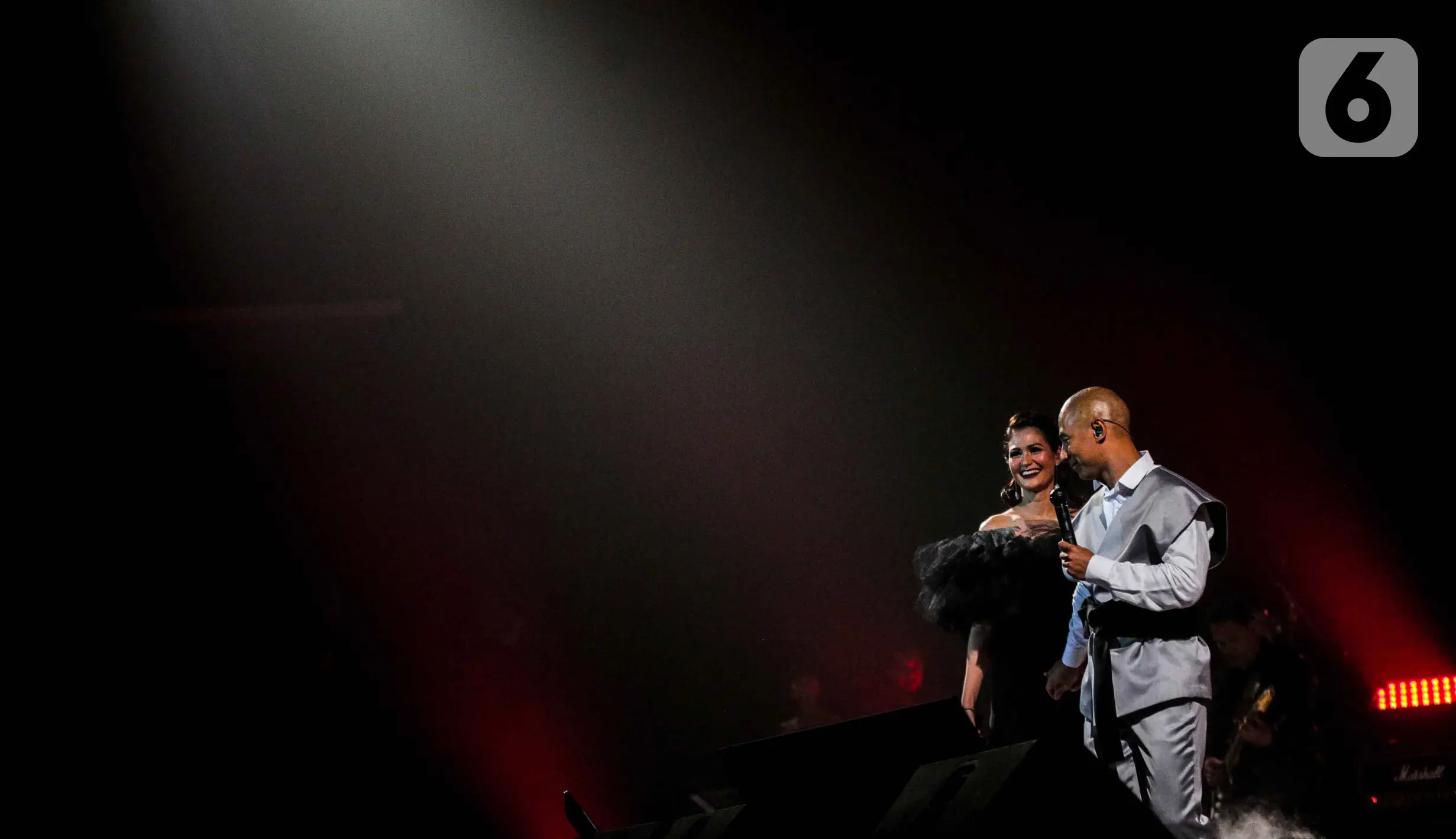 FOTO: Duet Romantis Marcell dan Istri di Konser 17 Tahun Berkarya ...