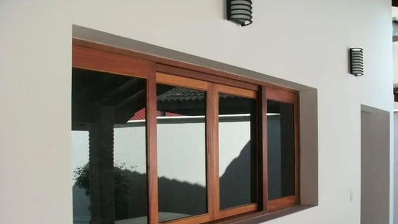 Ingin Rumah Tampak Mewah? Coba 9 Desain Jendela Kayu yang Elegan Ini ...