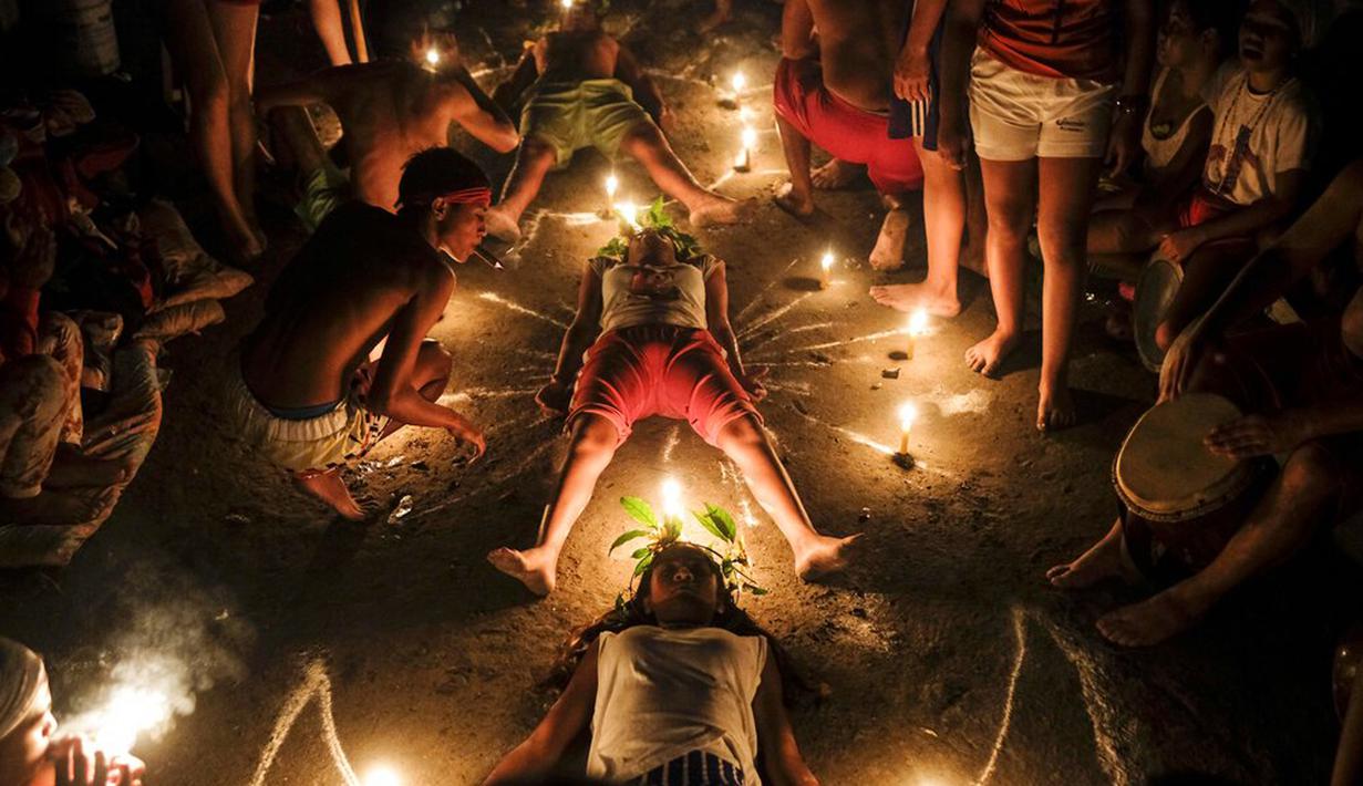 FOTO: Ritual Pengikut Aliran Maria Lionza di Gunung Sorte Venezuela ...