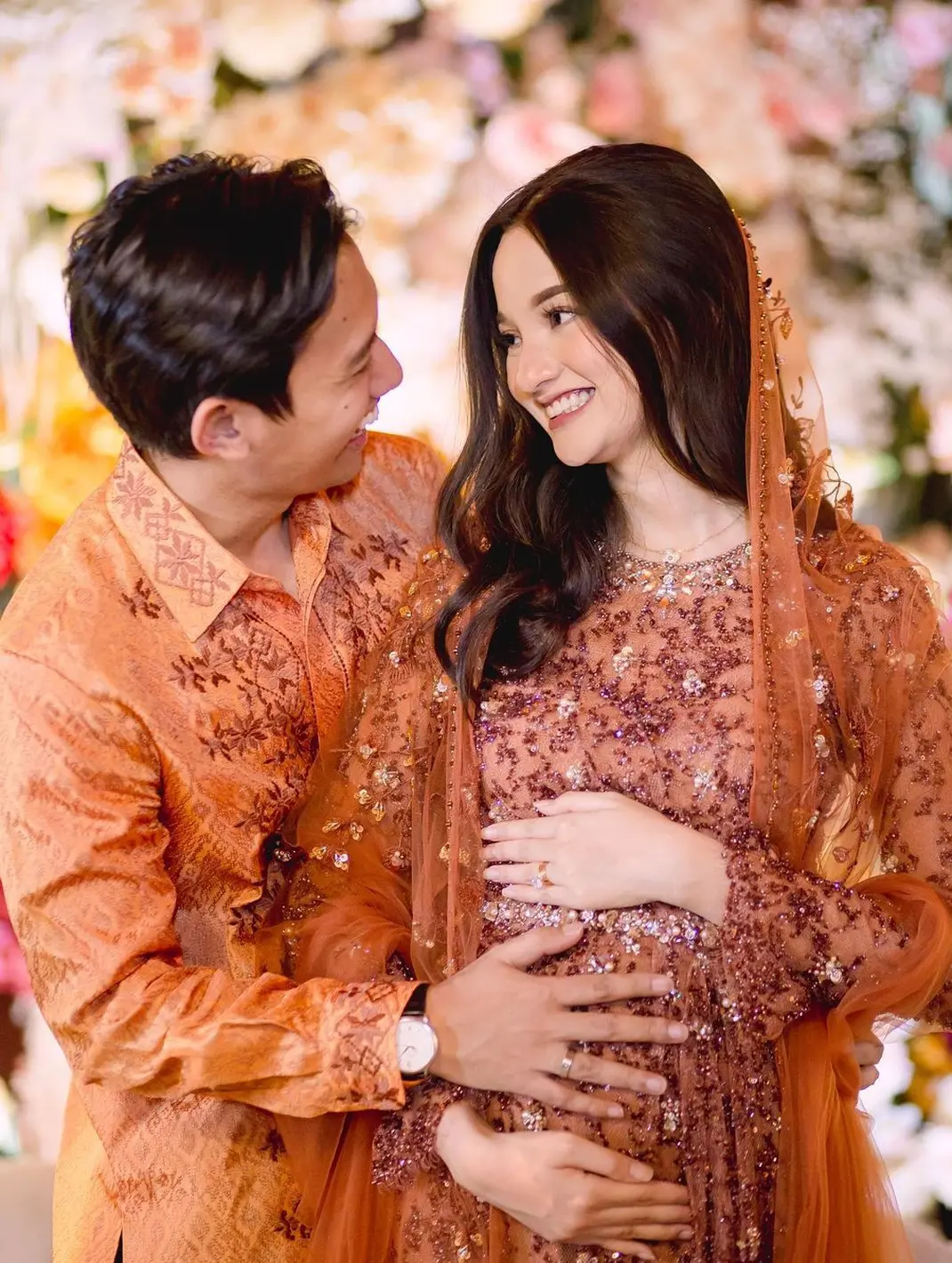 6 Gaya Sabrina Anggraini Istri Belva Devara di Pengajian 4 Bulanan, Anggun dalam Balutan Dress ...