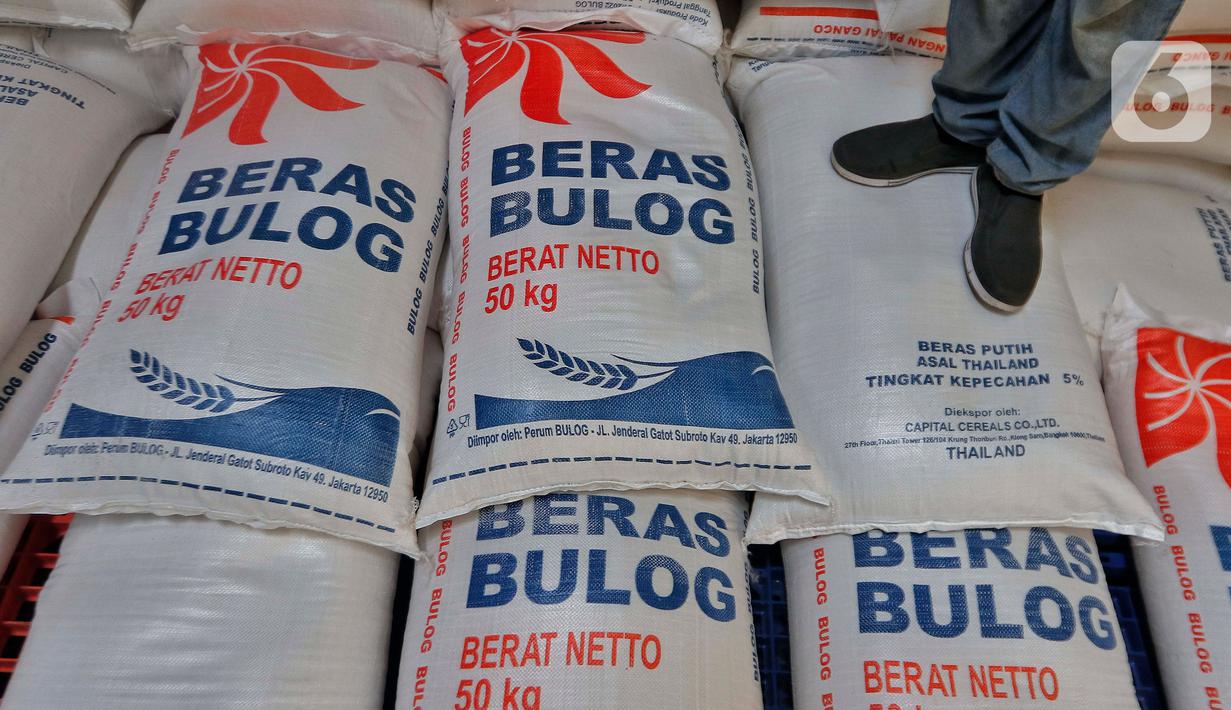 Stabilkan Harga, Bulog Gelontorkan 30 Ribu Ton Beras di Pasar Induk Cipinang - Foto Liputan6.com