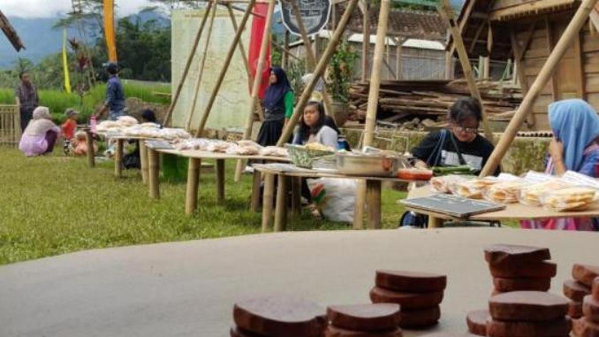 Asyik, Belanja di Pasar Ini Cuma Bayar Pakai Pecahan Genting