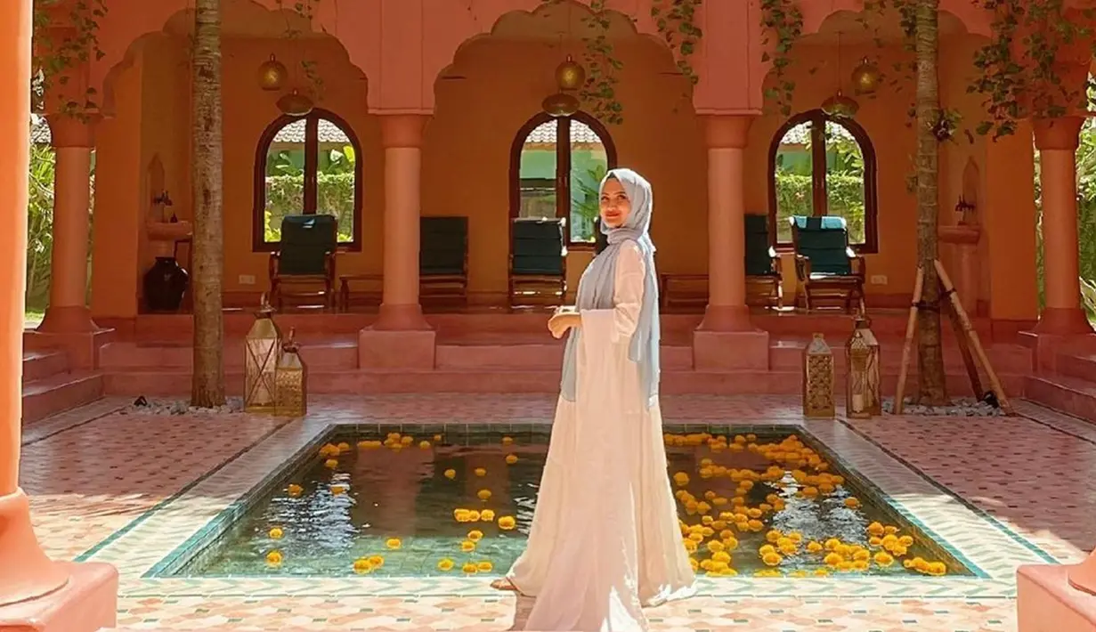 FOTO: Inspirasi Gaya Penampilan Natalie Sarah dengan Gamis, Menawan ...