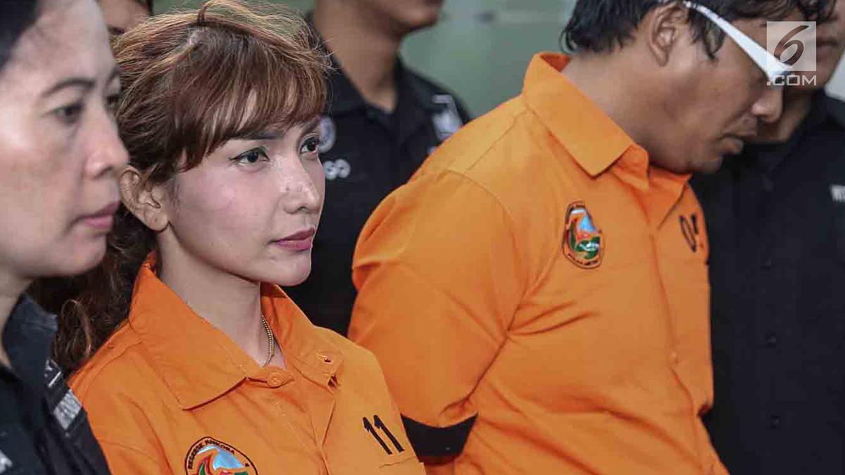 Roro Fitria Ditangkap Polisi Tanpa Perlawanan - ShowBiz Liputan6.com