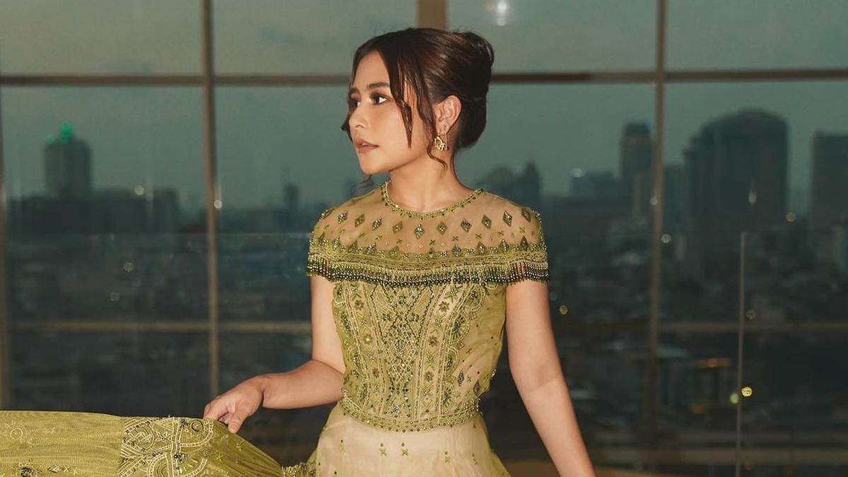 8 Tampilan Prilly Latuconsina yang Terlihat Menawan Berbalut Gaun Formal