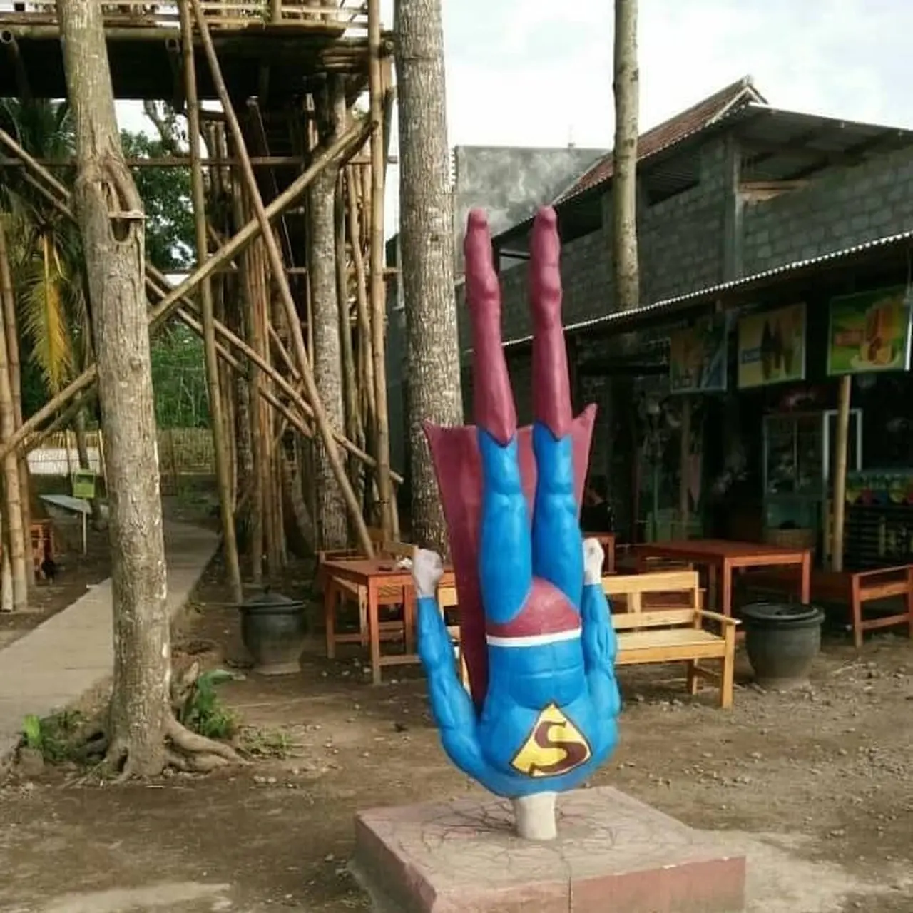 6 Patung di Desa Ini Absurd Banget, Bentuknya Bikin Enggak Habis Pikir ...