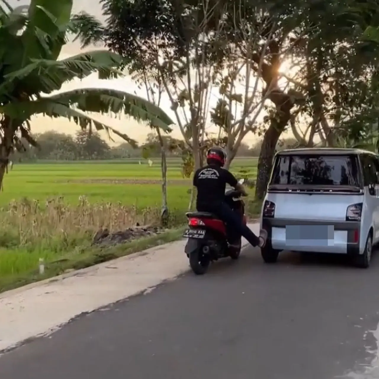 6 Potret Aksi Pemotor Dorong Mobil Mogok Pakai Kaki Ini Bikin Tepuk ...