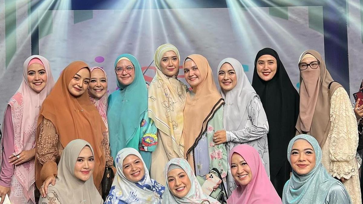 Potret Okie Agustina Pamer Senyum Sumringah Usai Melajang, Kumpul ...