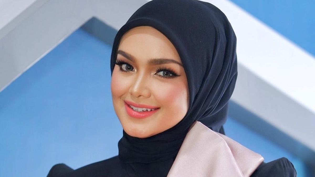 8 Potret Siti Nurhaliza Berenang Bareng Anak, Tetap Kenakan Hijab - Entertainment Fimela.com