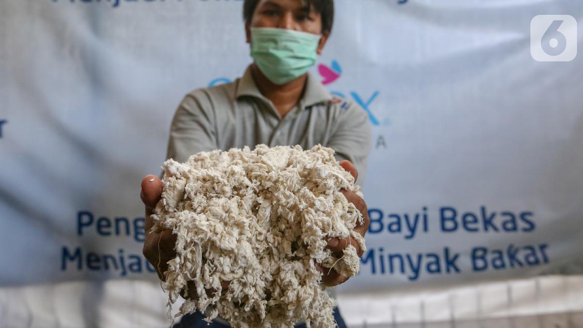 FOTO: Melihat Proses Daur Ulang Popok Bayi Bekas Pakai - Foto Liputan6.com
