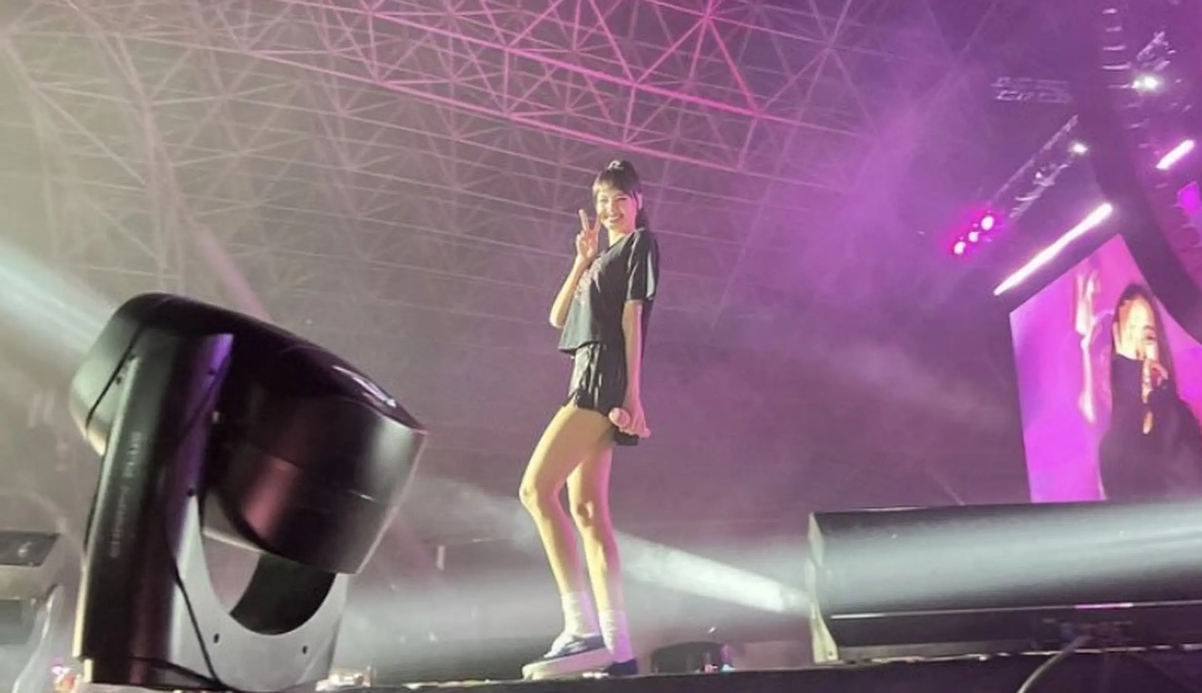 Adu Gaya Rapper Blackpink, Jennie dan Lisa Kenakan Pakaian Terbuka Saat ...