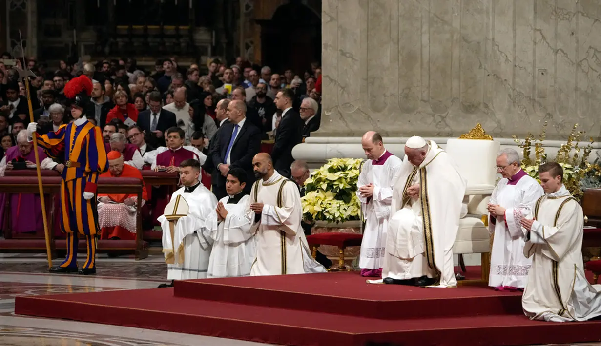 Paus Fransiskus Sampaikan Pesan Perdamaian saat Pimpin Misa Malam Natal ...