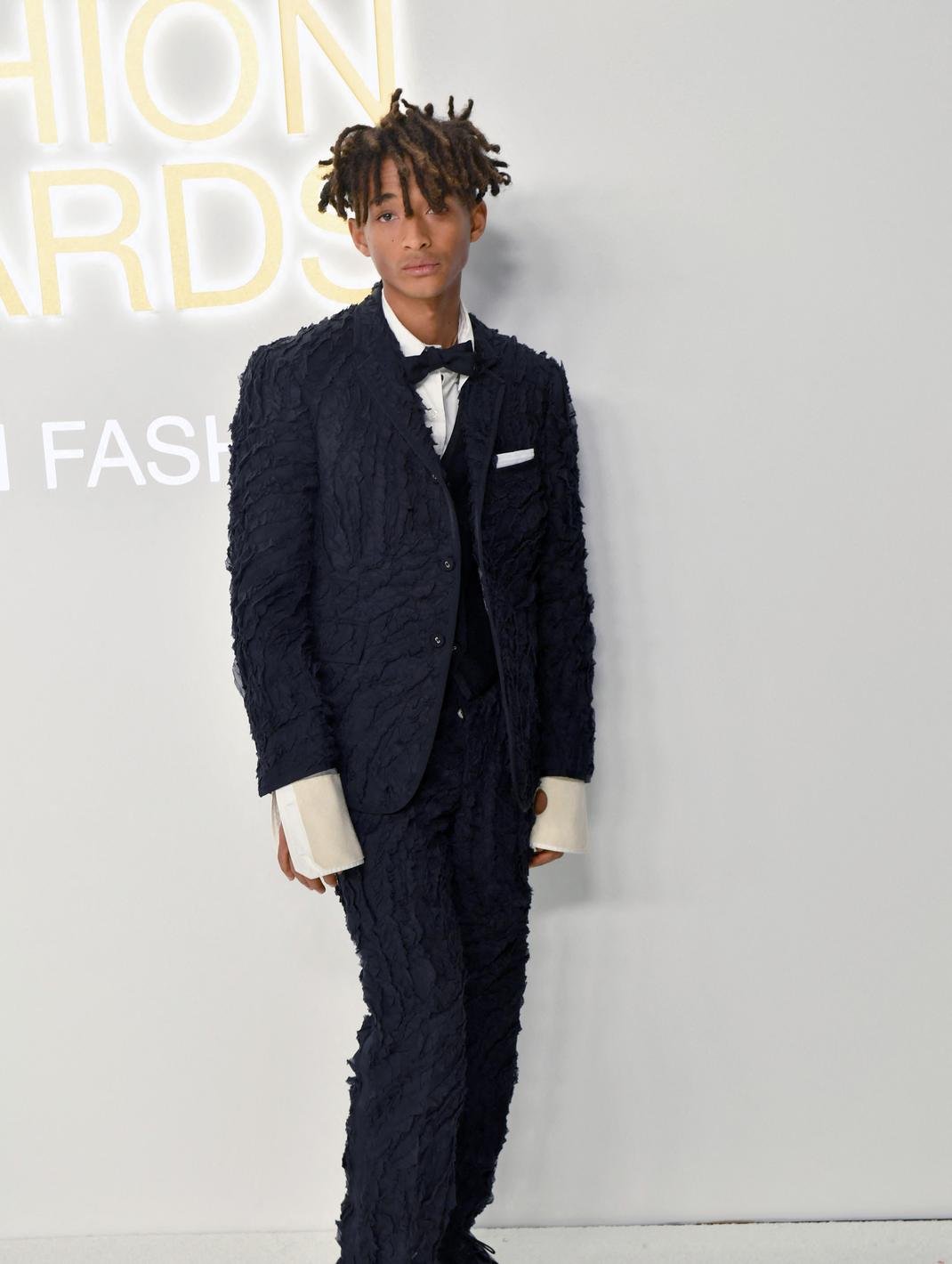 Gaya Keren Jaden Smith Pakai Tuksedo Hitam di CFDA Awards 2022