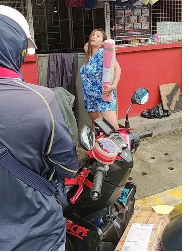 6 Potret Kocak Cewek saat Terima Paket, Posenya Bikin Kurir Ketawa ...