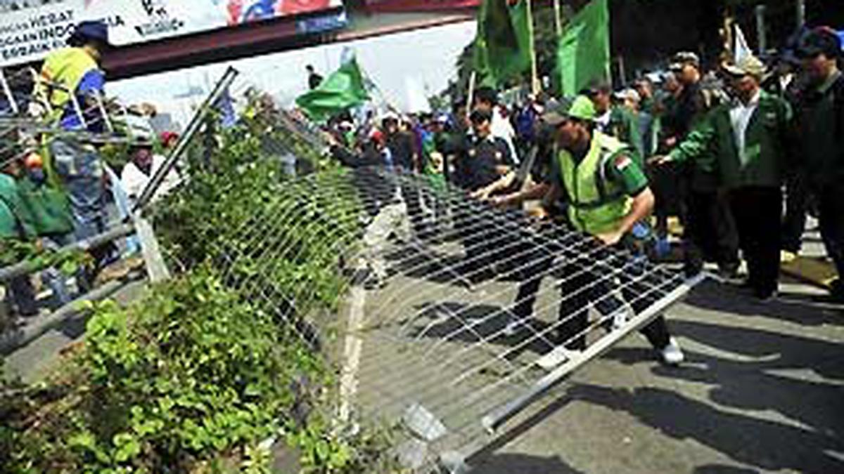 Massa Bertahan di Depan Gedung DPR - News Liputan6.com