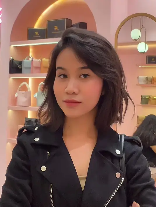 Mayang Adik Vanessa Angel Pamer Rambut Pendek, Disebut Mirip BCL - Foto ...