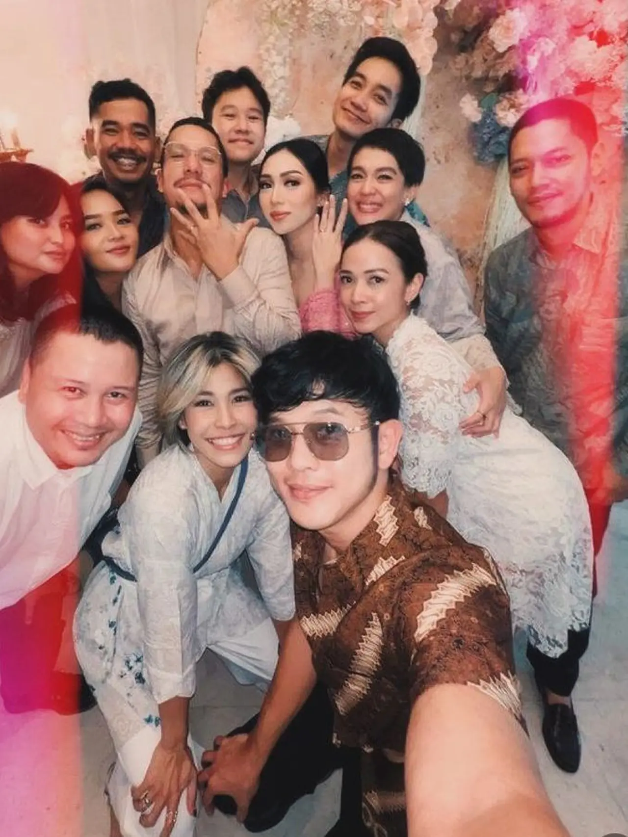 Vokalis Band Maliq & D’Essentials Angga Puradiredja Resmi Melamar ...