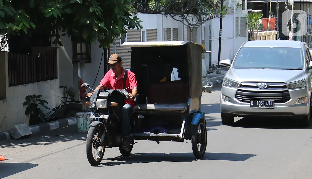 FOTO: Melihat Eksistensi Ojek Becak Motor di Jakarta - Foto Liputan6.com