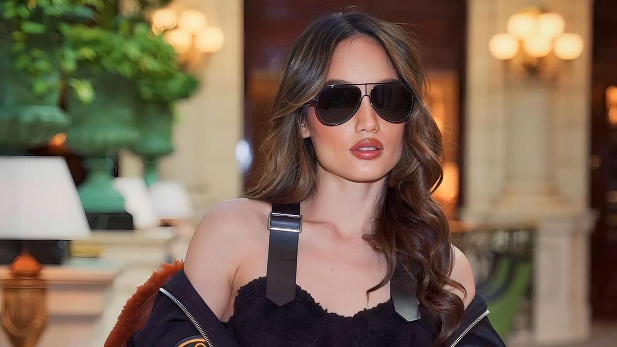 5 Inspirasi Padu Padan Outer dari Cinta Laura yang Wajib Dicoba