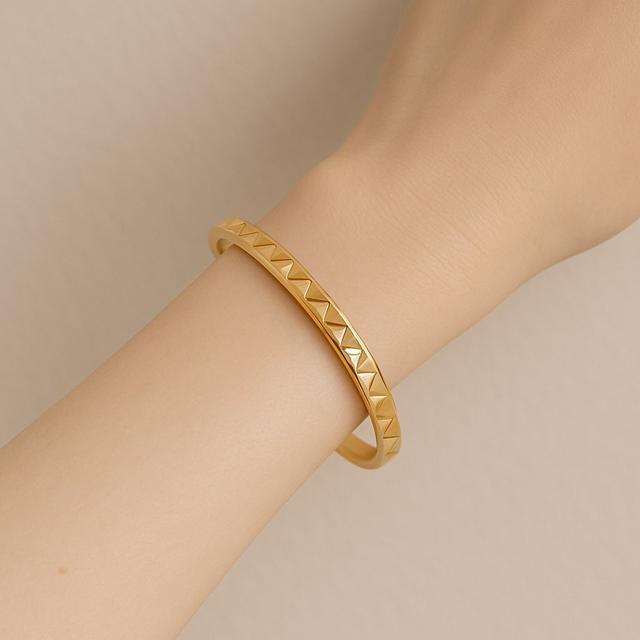 10 Model Gelang Emas Bangle Kekinian 2025 untuk Tangan Kecil, Tampil ...