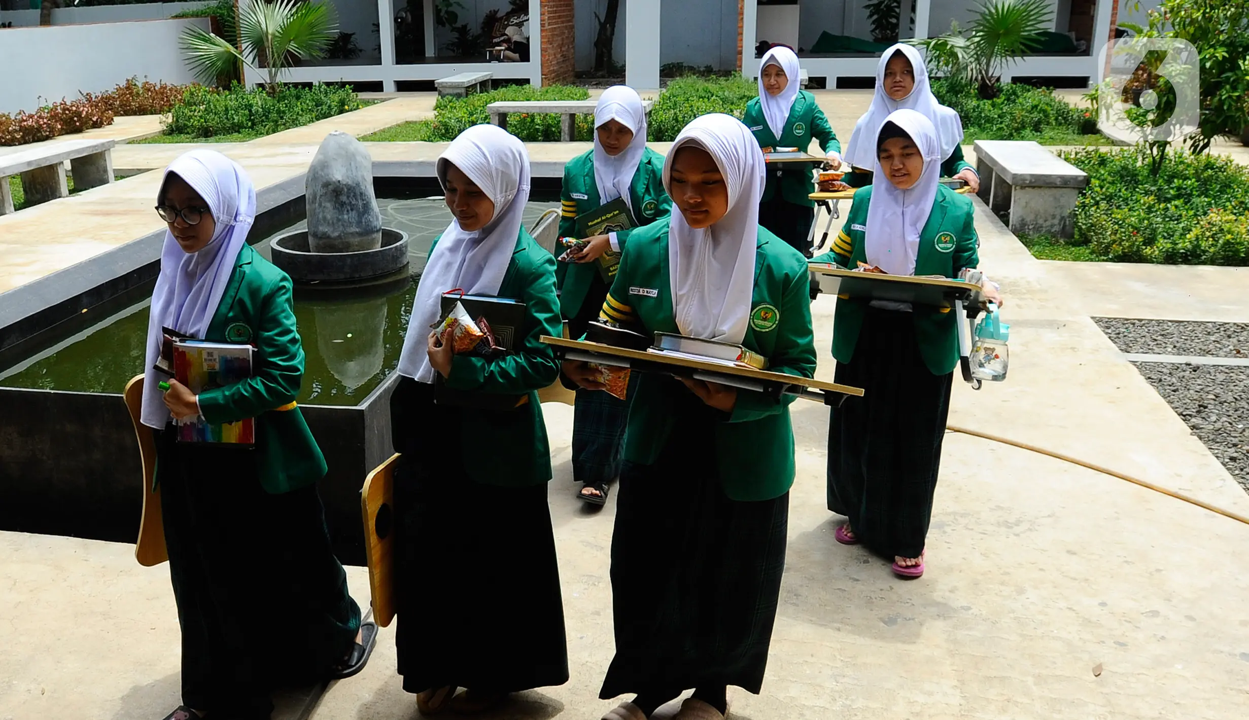 Melihat Aktivitas Santriwati Tuna Rungu di Pesantren Difabel Pertama di ...
