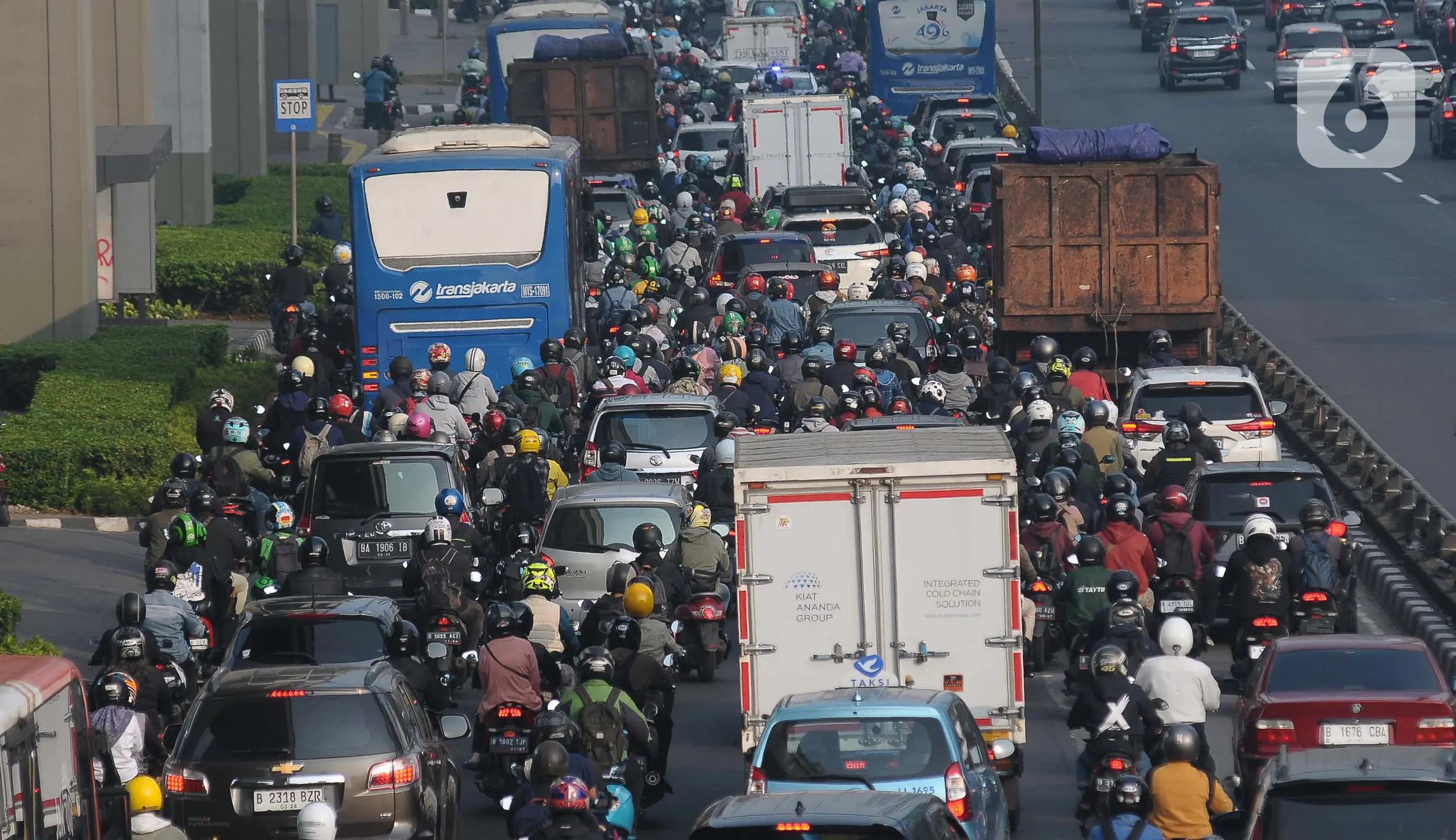 Hari Pertama Masuk Sekolah, Lalu Lintas di Jakarta Macet - Foto ...