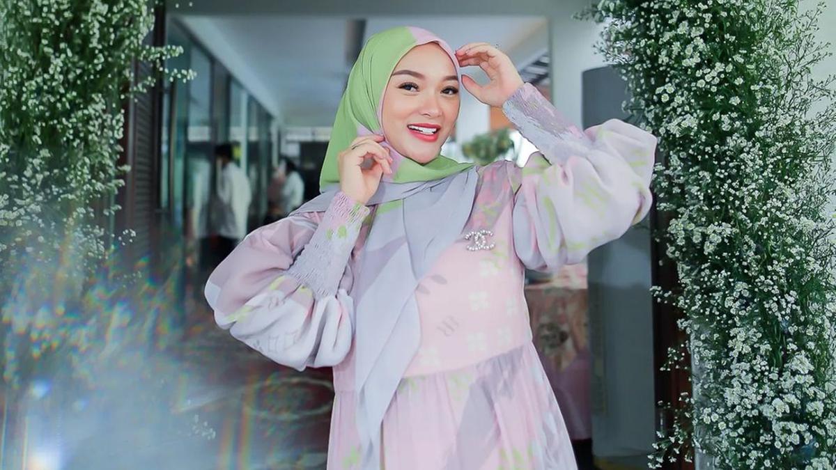 Pesona Zaskia Gotik dalam Balutan Hijab, Tuai Pujian - Foto Liputan6.com