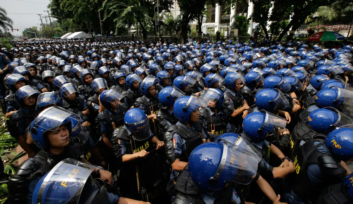 PHOTO: Jelang Kunjungan Kenegaraan, Demo Anti-Trump Berakhir Ricuh di ...