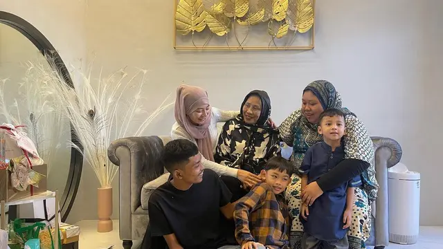 Ikuti Keyakinan Ibu, Ini 6 Potret Kebersamaan Berlliana Lovell dan Sang ...