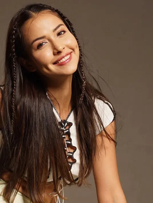 Umumkan Segera Menikah, Ini Pesona Estelle Linden Pamer Lesung Pipi ...