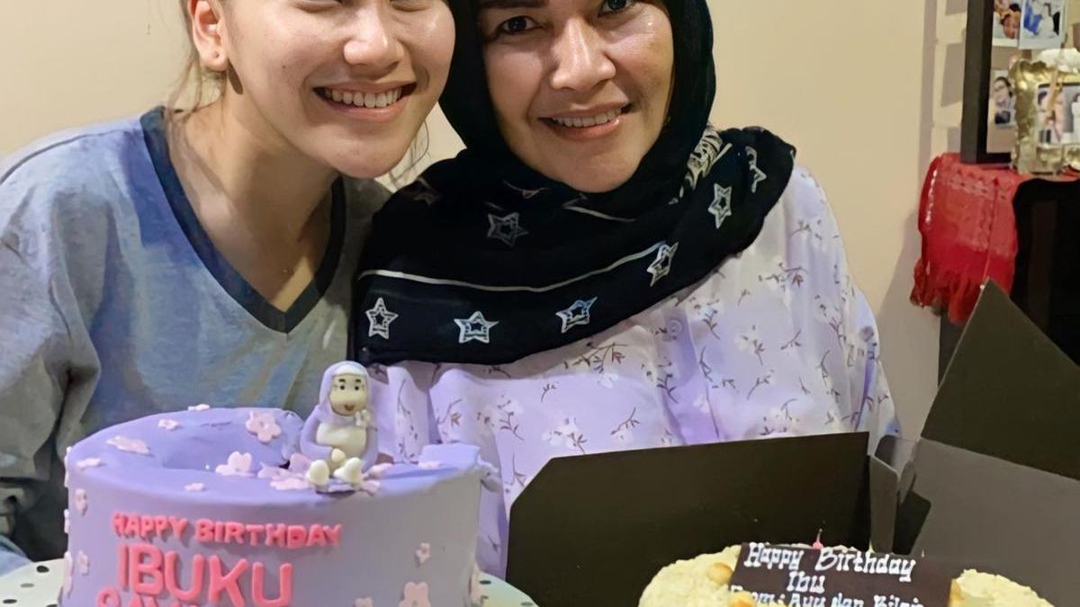 5 Potret Umi Kalsum Rayakan Ulang Tahun, Ayu Ting Ting Minta Maaf Kejutannya Sederhana - ShowBiz ...